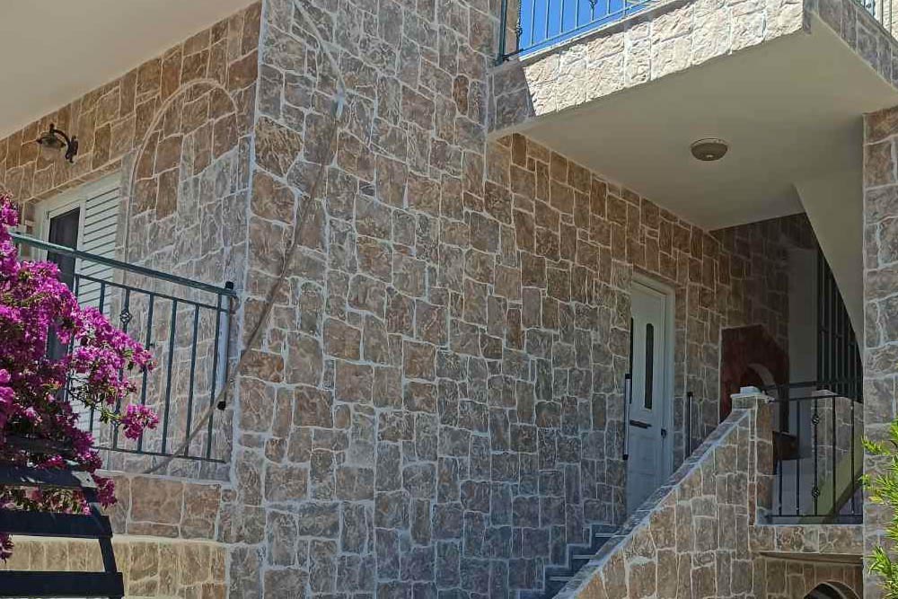 Ανακαίνιση κατοικίας με εύκαπτη πέτρα - LysigiaYgrasia.gr | ΑΝΑΚΑΙΝΙΣΗ